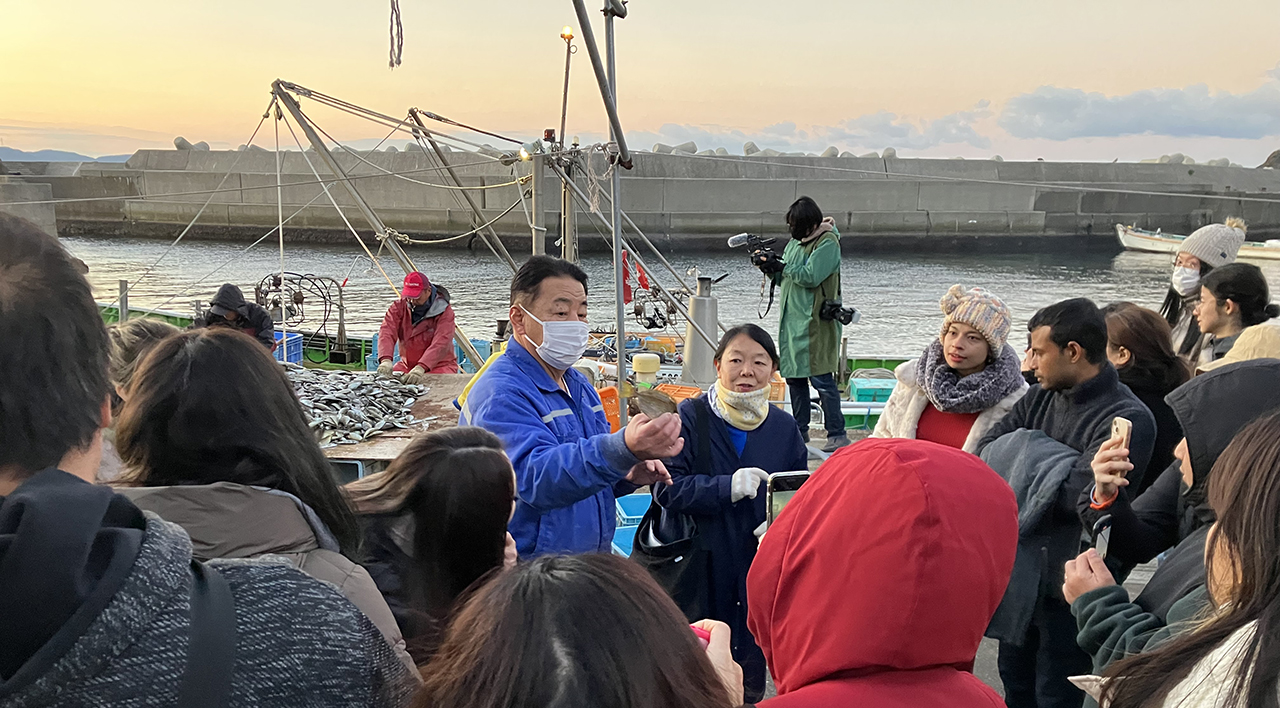 Visit the auction at Oi Fishing Port and experience making Arida Sushi ...