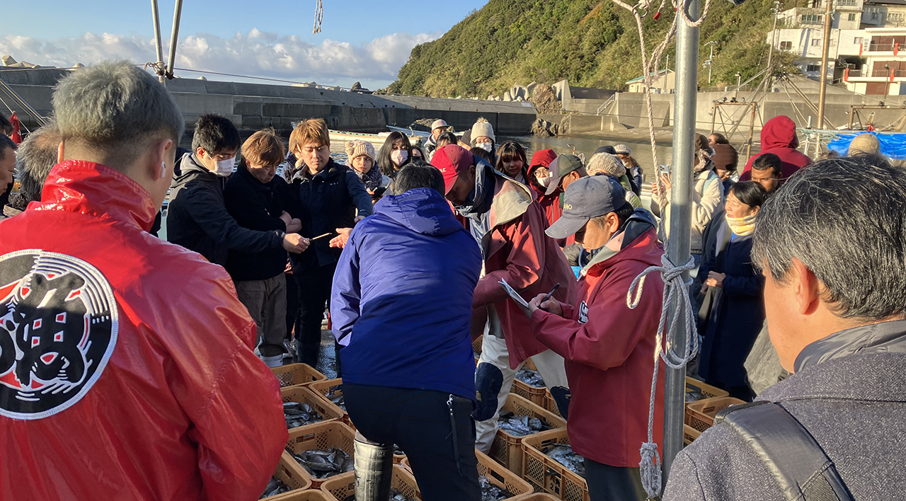 Visit the auction at Oi Fishing Port and experience making Arida Sushi ...